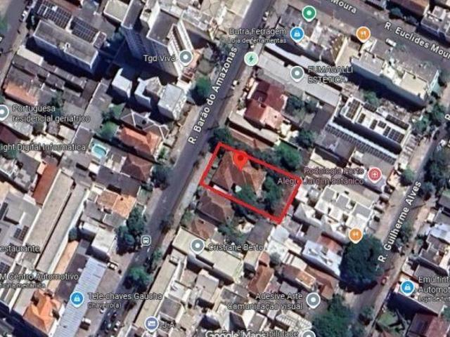 CASA COM 03 DORMITÓRIOS COM AMPLO TERRENO