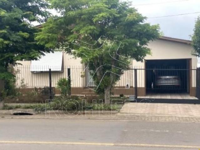 Casa com 03 dormitórios, com piscina, muito bem localizada