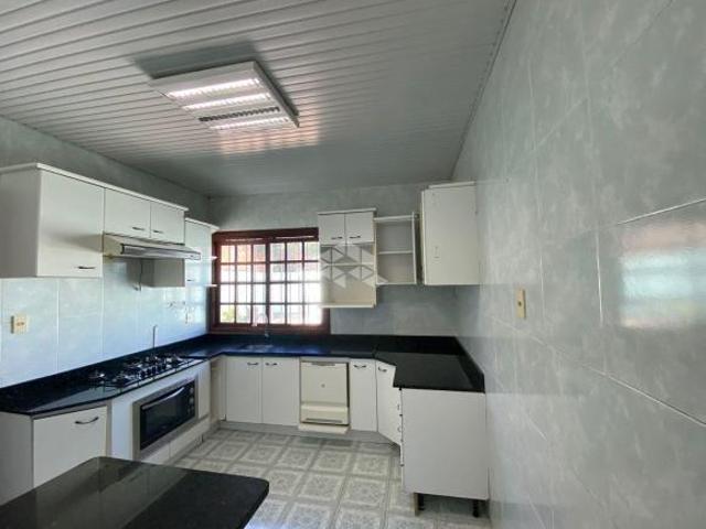 Casa com 03 dormitórios e piscina no Bairro Bom Fim
