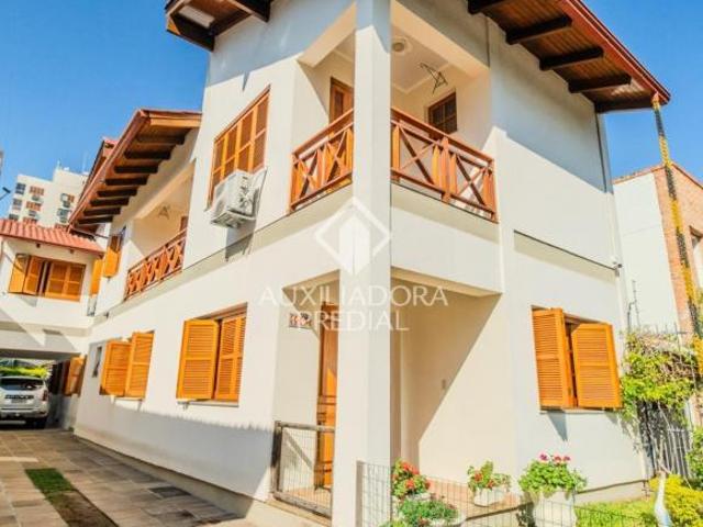 Casa com 03 dormitórios e Piscina no bairro Tristeza