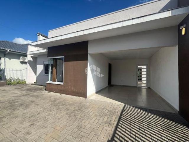 CASA COM 03 DORMITORIOS E UMA SUITE