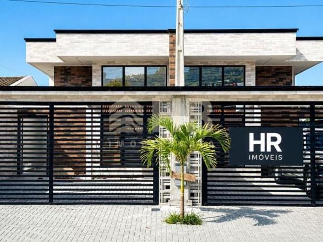 Casa com 03 dormitórios e 02 vagas de garagem Bair
