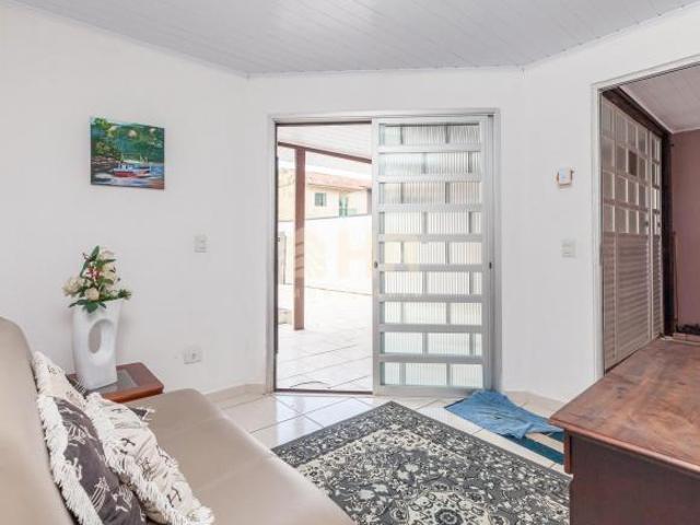 Casa com 03 dormitórios e 03 vagas de garagem no