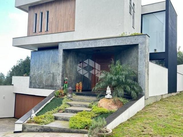 Casa com 03 dormitórios e 3 suítes, 6 vagas de garagem no bairro Altos do Santa Rita