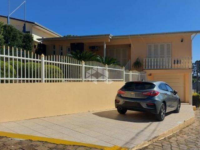 Casa com 03 dormitórios, em terreno de esquina!