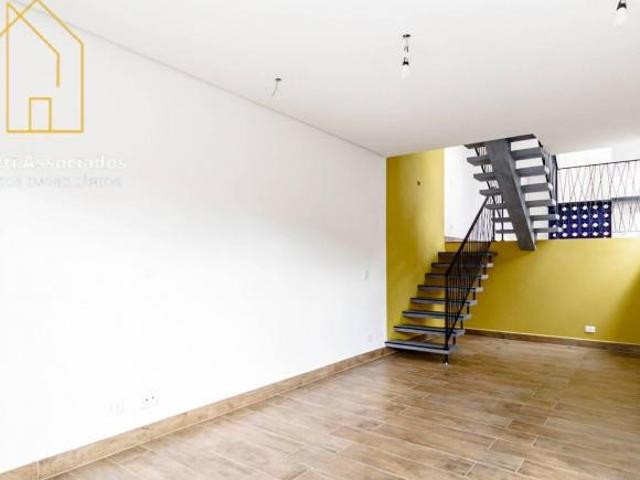 Casa com 03 dormitórios, em condomínio com quintal