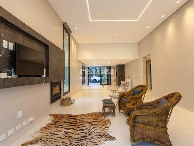 CASA COM 03 DORMITORIOS EM CONDOMINIO FECHADO