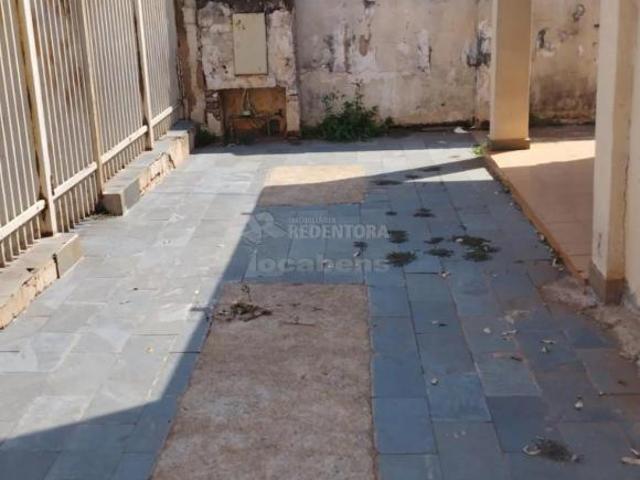 Casa com 03 dormitórios na Vila Angélica