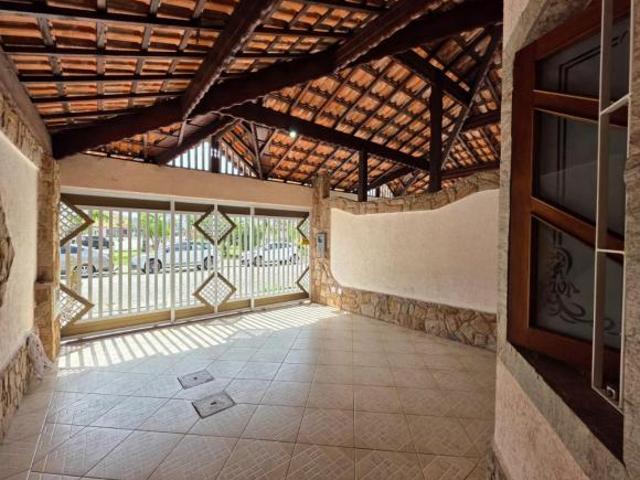 Casa com 03 dormitórios no Caiçara, á 600 metros da praia!