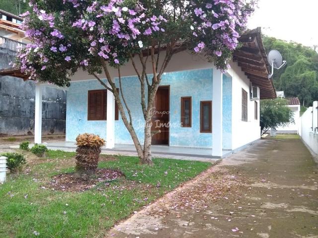 Casa com 03 dormitórios no Guarani