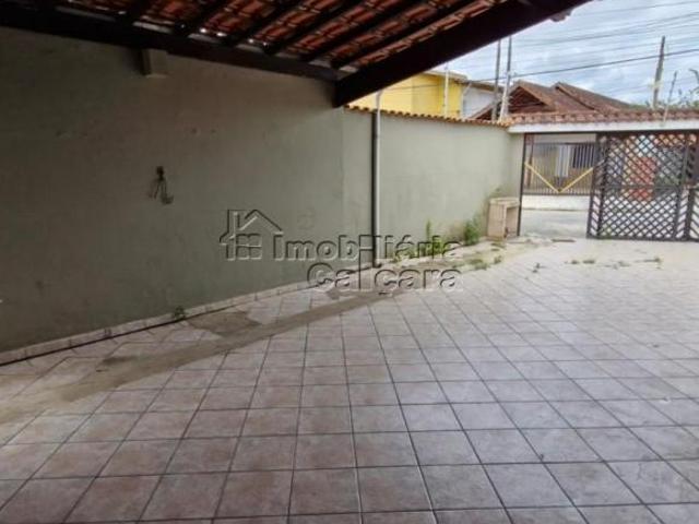 Casa com 03 dormitórios, no Jardim Real á 200 metros da praia!