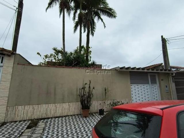 Casa com 03 dormitórios no Maracanã, á 400 metros da praia, agende sua visita!