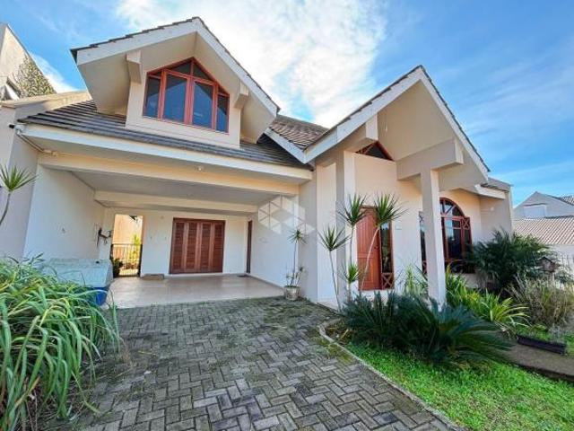 CASA COM 03 DORMITÓRIOS NO ROYAL COUNTRY