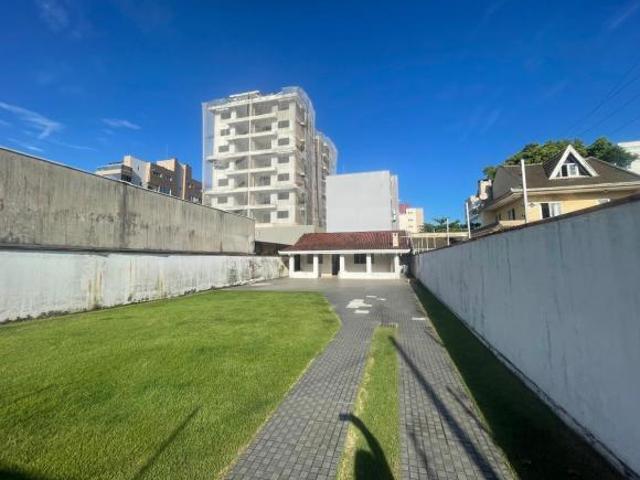 Casa com 03 dormitórios sendo 01 suíte e 02 vagas