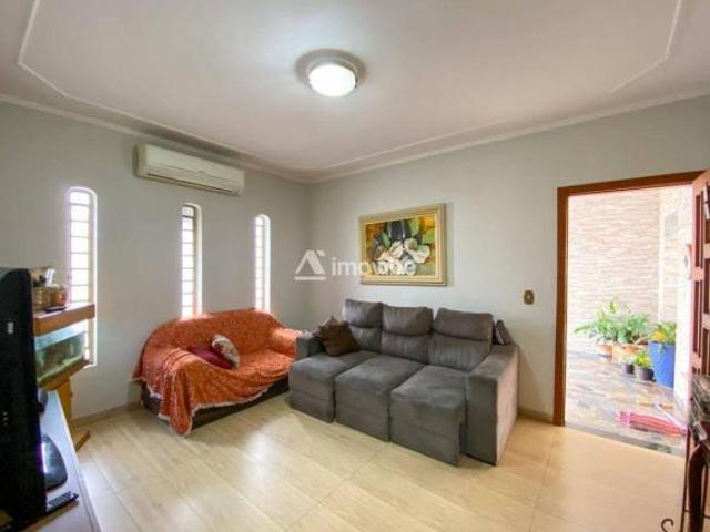Casa com 03 dormitórios sendo 01 suite em 203m² de construção na Vila Bertini em Americana/SP