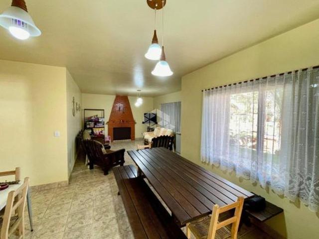 Casa com 03 dormitórios sendo 02 suítes e com anexo nos fundos em Noiva do mar