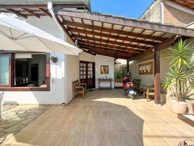 Casa com 03 dormitórios sendo 02 suites no Perequê açú em Ubatuba