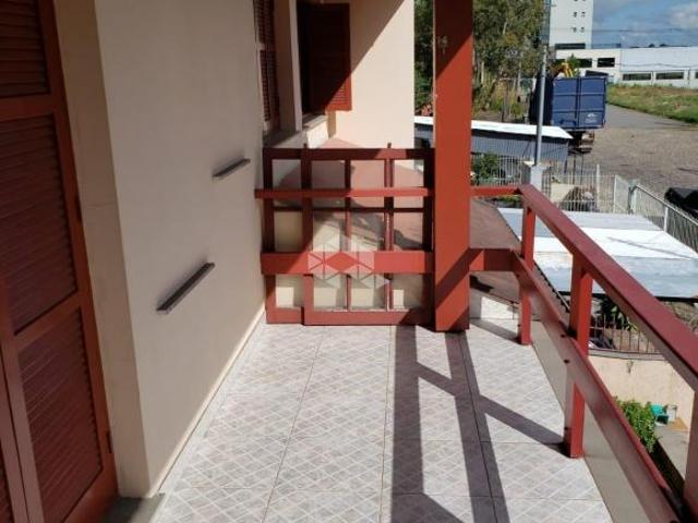 Casa com 03 dormitórios sendo 1 suíte com hidro e 2 vagas no Bairro Pioneiro em Caxias do Sul