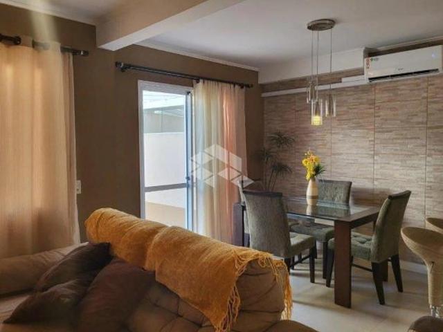 Casa com 03 dormitórios, suuíte, possui sótão, em Condomínio semimobiliada, pod