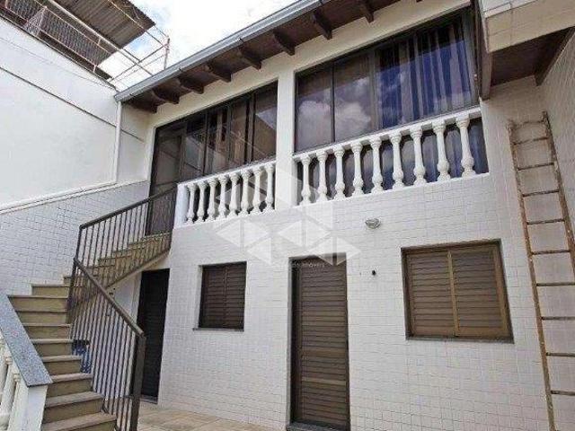 Casa com 03 dormitórios/quartos