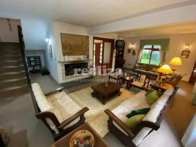 CASA COM 03 QUARTOS MOBILIADA EM GRAMADO