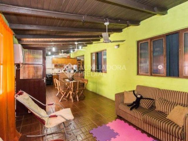 Casa com 03 quartos na Hípica