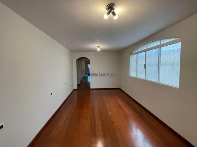 Casa com 03 quartos na região da Vila Mascote