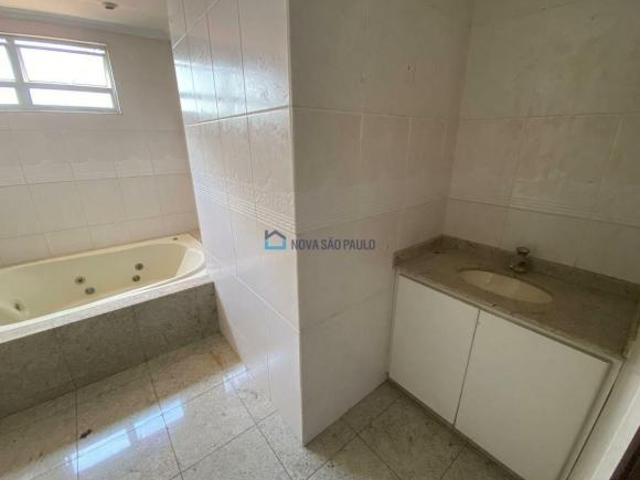 Casa com 03 quartos na região da Vila Mascote