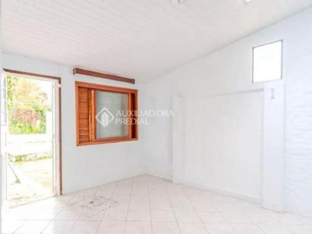 Casa com 03 quartos no bairro Teresópolis, Zona Sul de Porto Alegre