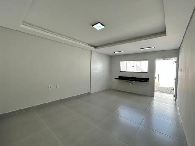Casa com 03 quartos no Bairro Bandeirantes