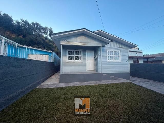 Casa com 03 Quartos no Bairro Frei Rogério