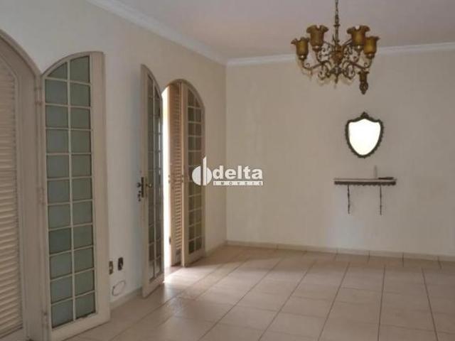 Casa com 03 quartos disponível para venda no bairro Centro em Uberlândia MG