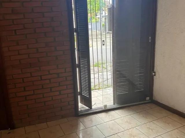 Casa com 03 quartos e 02 vagas de garagem