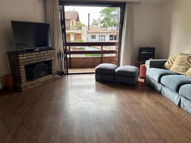 Casa com 03 quartos e 02 vagas de garagem