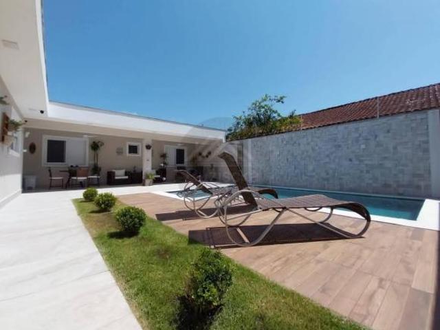 Casa com 03 quartos e piscina á uma quadra do mar Itanhaém/SP