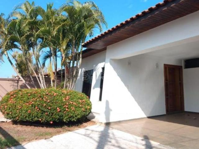 Casa com 03 quartos sendo um suite, vaga para 02 carros cobertas, espaco gourmet com churrasqueira