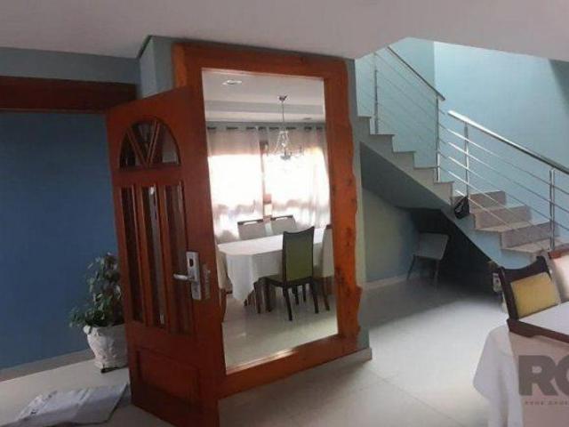 Casa com 03 quartos, sendo 01 suíte, 03 vagas de garagem