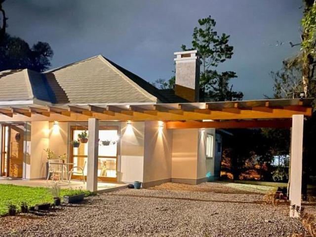 CASA COM 03 SUÍTES À VENDA EM GRAMADO