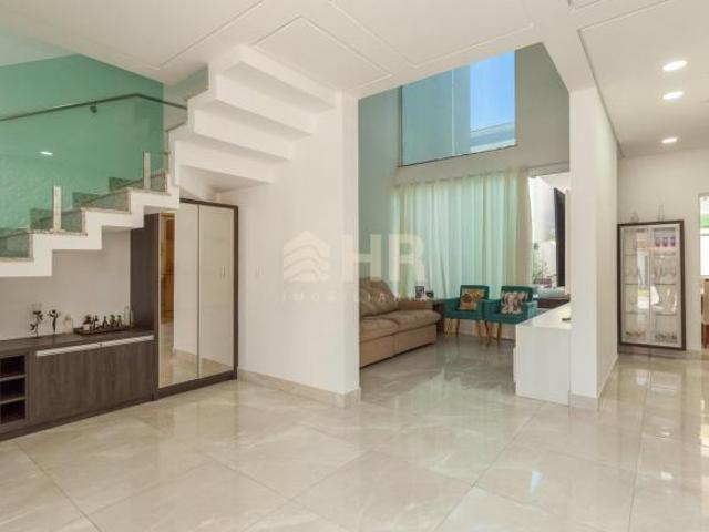 Casa com 03 suítes e 02 vagas de garagem Balneário