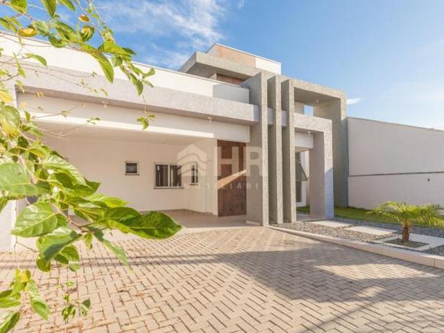 Casa com 03 suítes e 04 vagas de garagem no Balneá