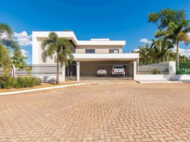 Casa com 03 suítes e 2.500m², condomínio exclusivo Park Way