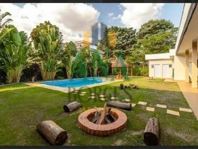 Casa com 03 suítes em Condomínio