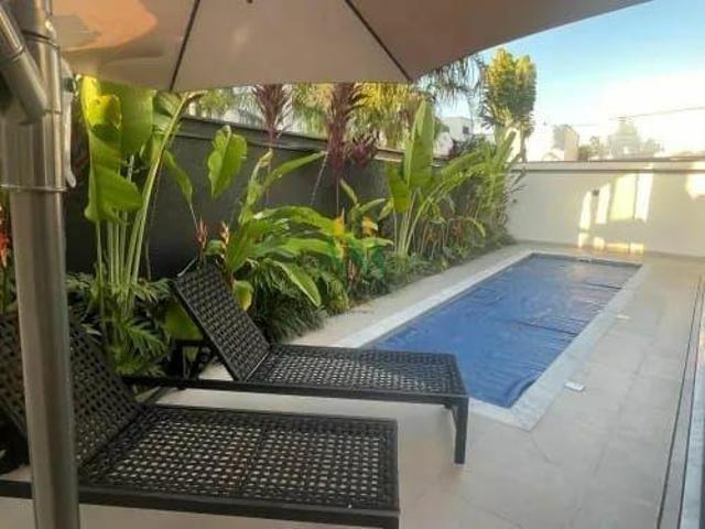 Casa com 03 suítes em Condomínio