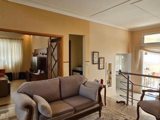Casa com 03 suites em condomnío em Valinhos SP