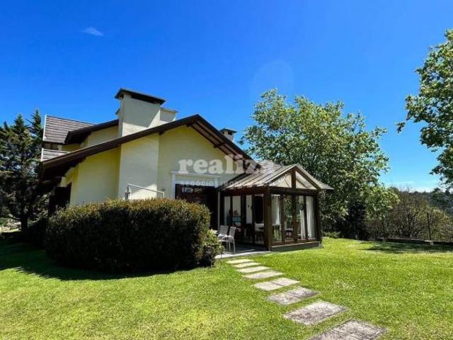 CASA COM 03 SUÍTES EM GRAMADO