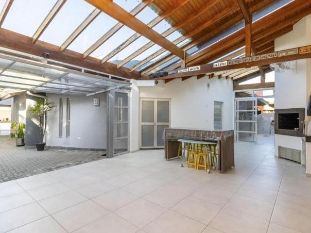 Casa com 03 suítes em Santa Felicidade