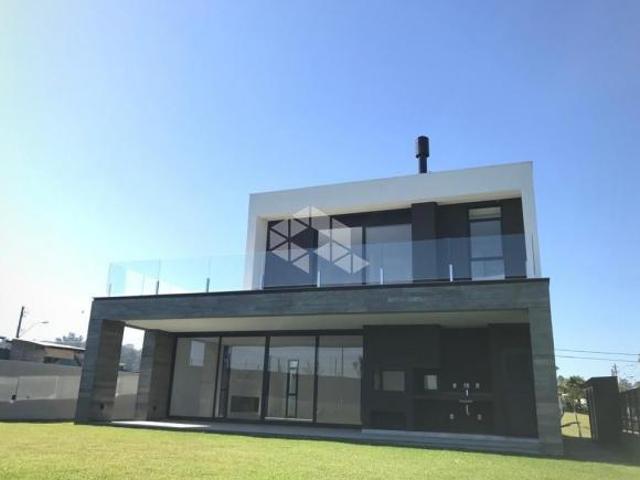 CASA COM 03 SUÍTES, ESPAÇO GOURMET, PÁTIO E PISCINA NO ALPHAVILLE