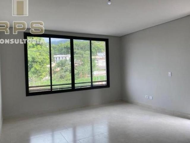 Casa com 03 suítes, sendo 01 master com Varanda e chuveiro duplo e Closet. Cozinha, Sala integrada c