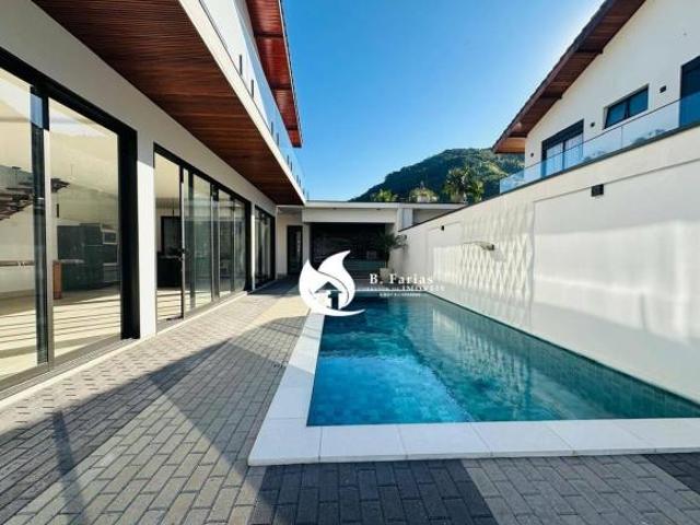 Casa com 03 suites, piscina, localizada na praia de Juquehy