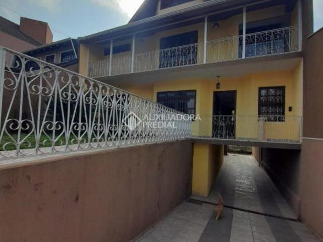 Casa com 03 suítes, terreno amplo e de frente para rua no bairro Santa Quitéria